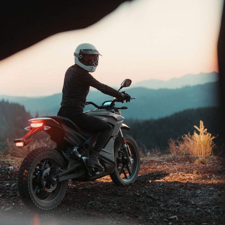 Zero DS (2022) | Electric Motorcycle - Magnet Motos