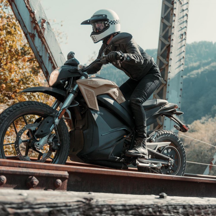 Zero DS (2022) | Electric Motorcycle - Magnet Motos